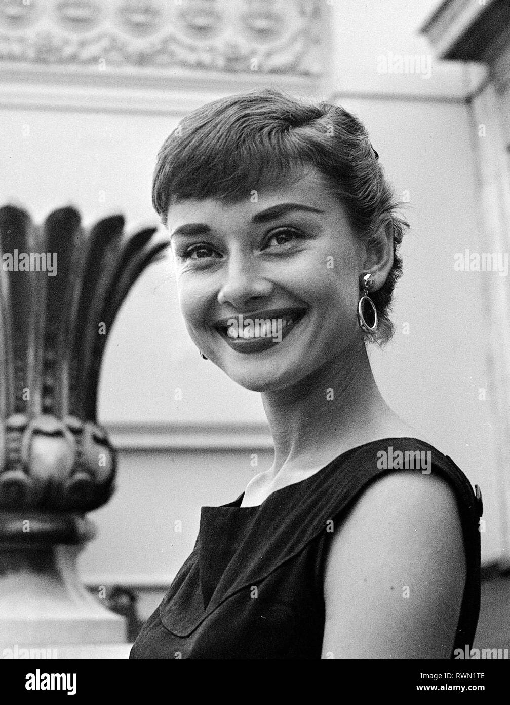 Audrey hepburn 1953 hi-res stock photography and images - Alamy