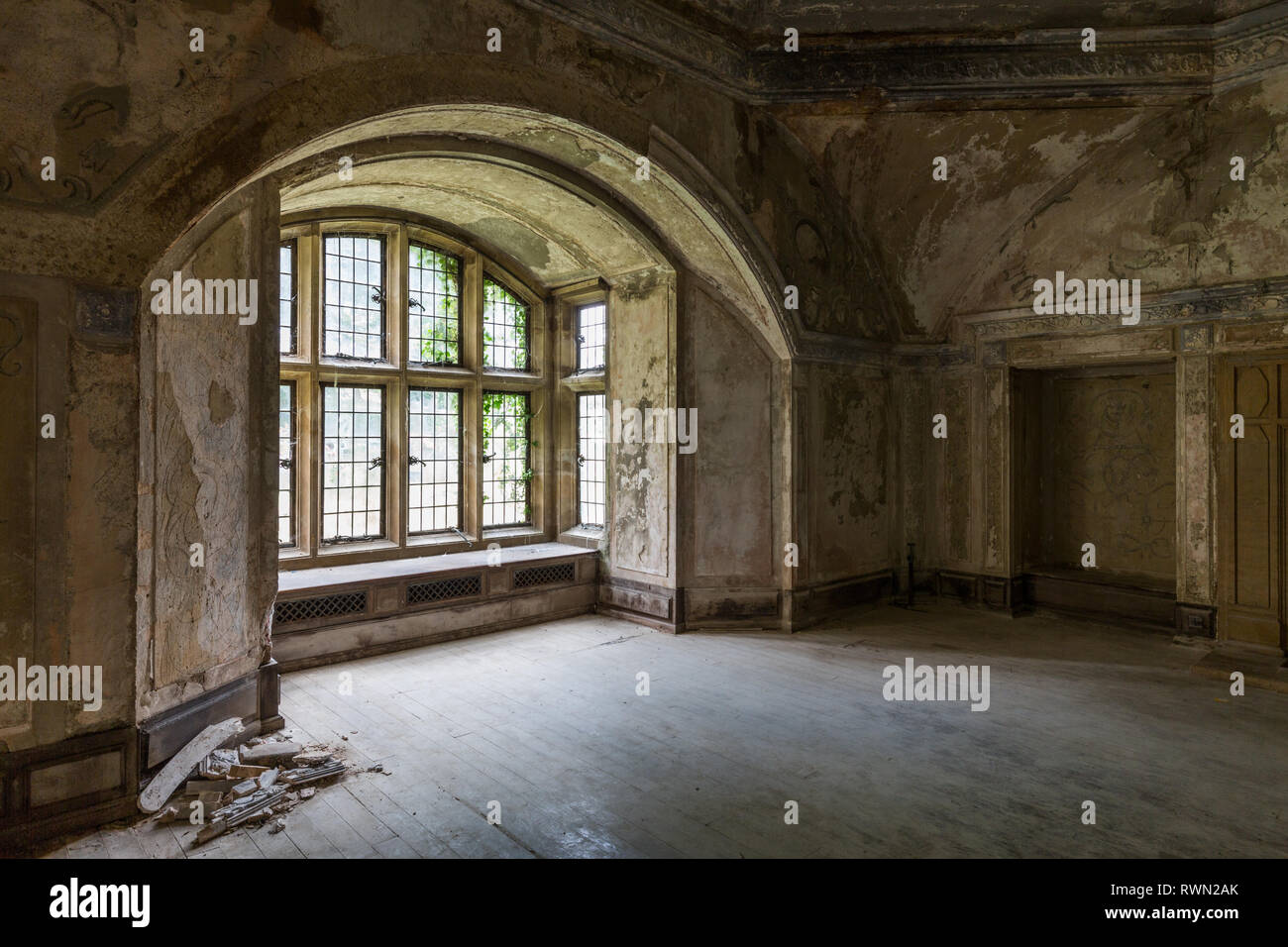 Arched, leaded window in Great Tew Manor Stock Photo - Alamy