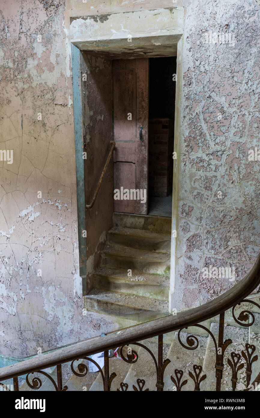 English manor house staircase hi-res stock photography and images - Alamy