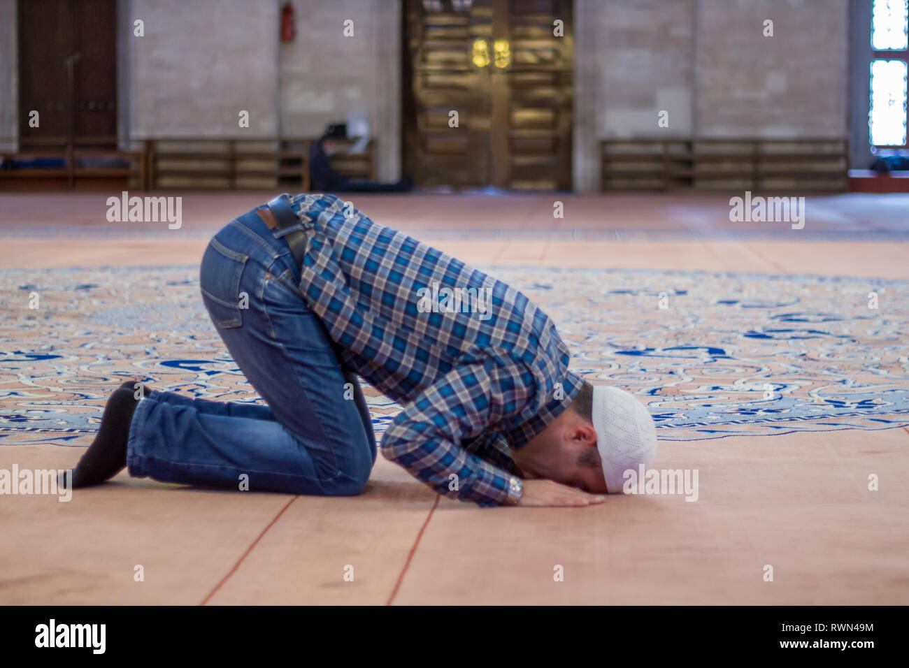 A muslim man praying Stock Photo - Alamy