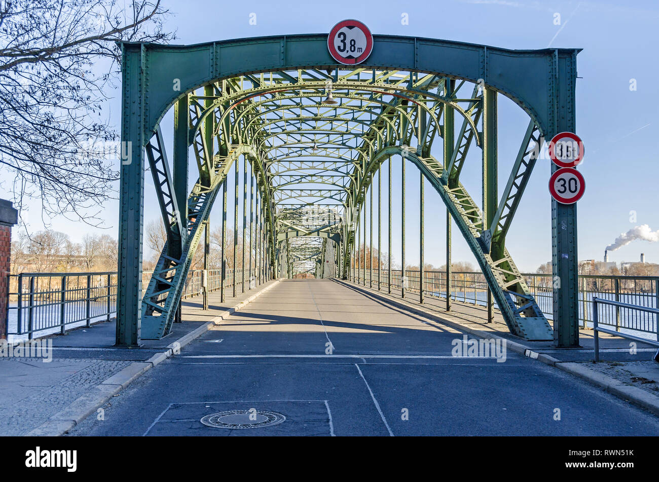 Steel section arched bridge hi-res stock photography and images - Alamy