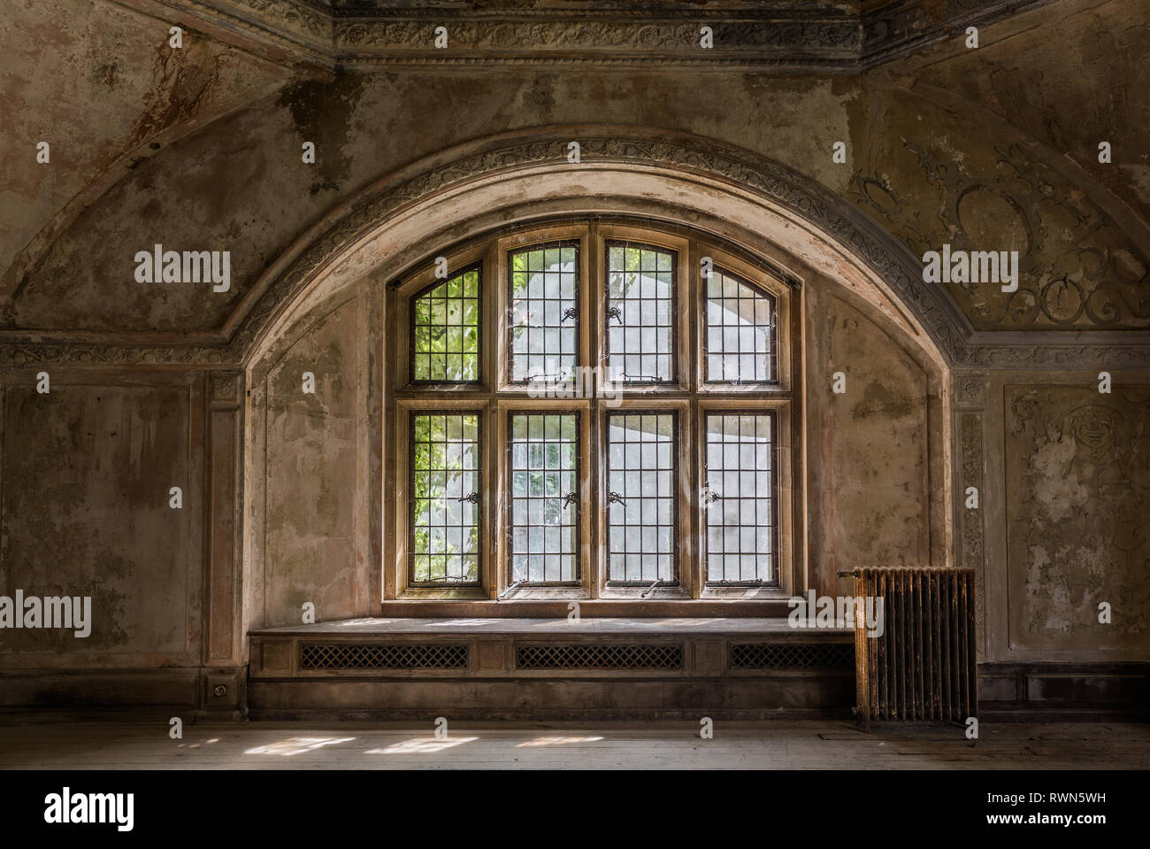 Arched, leaded window in Great Tew Manor Stock Photo - Alamy