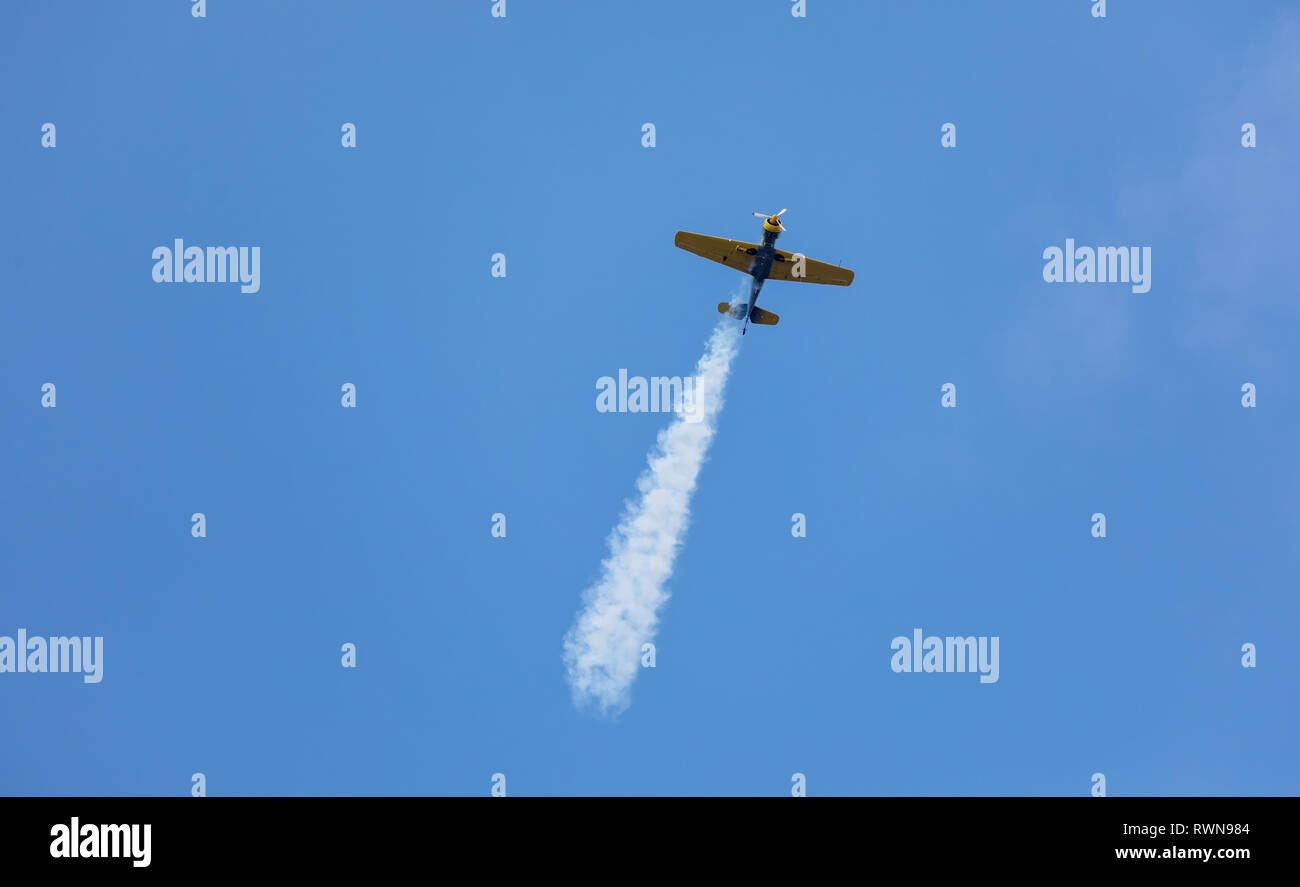 Blue sky airplane smoke trail hi-res stock photography and images - Alamy