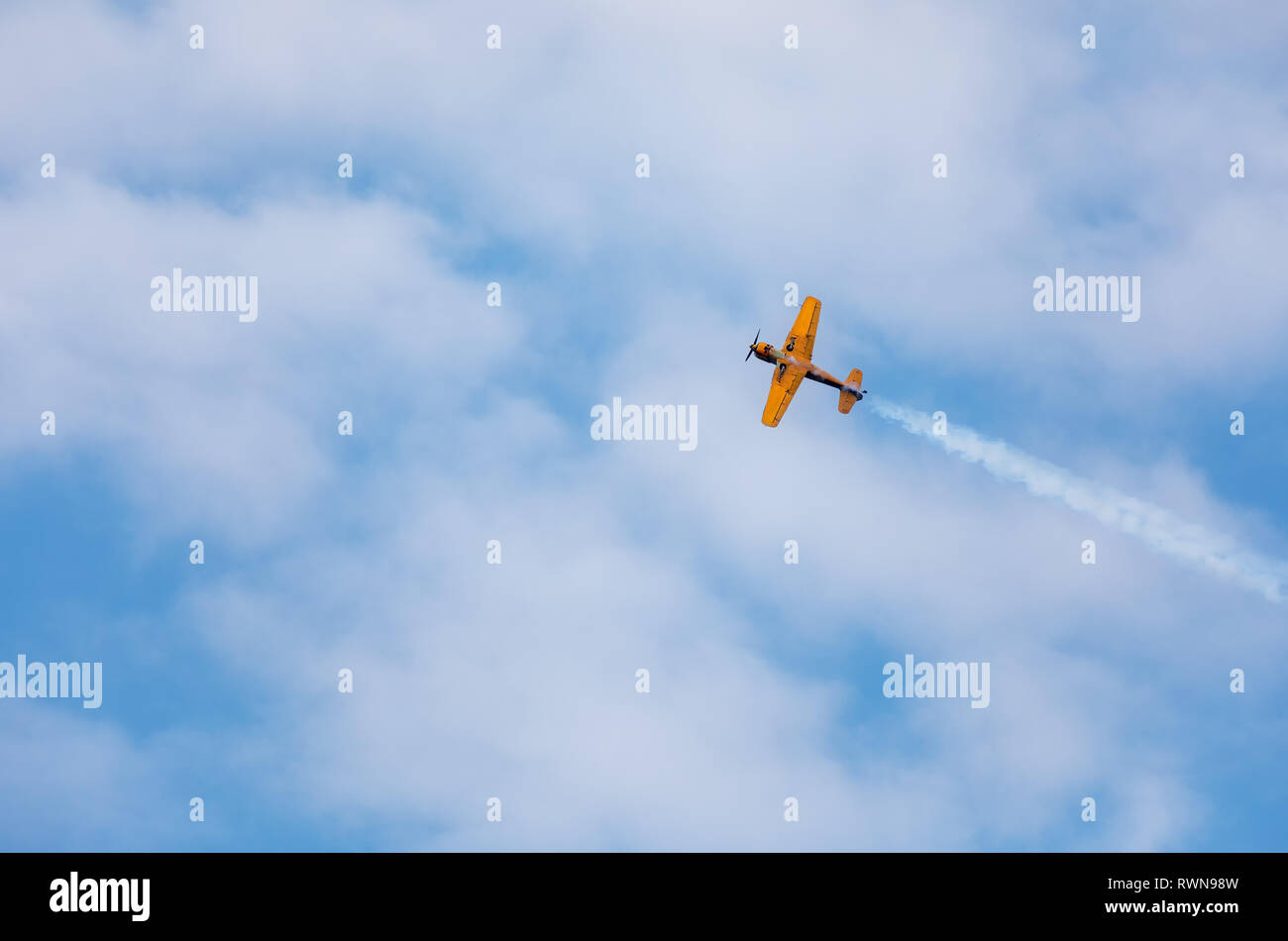 Blue sky airplane smoke trail hi-res stock photography and images - Alamy