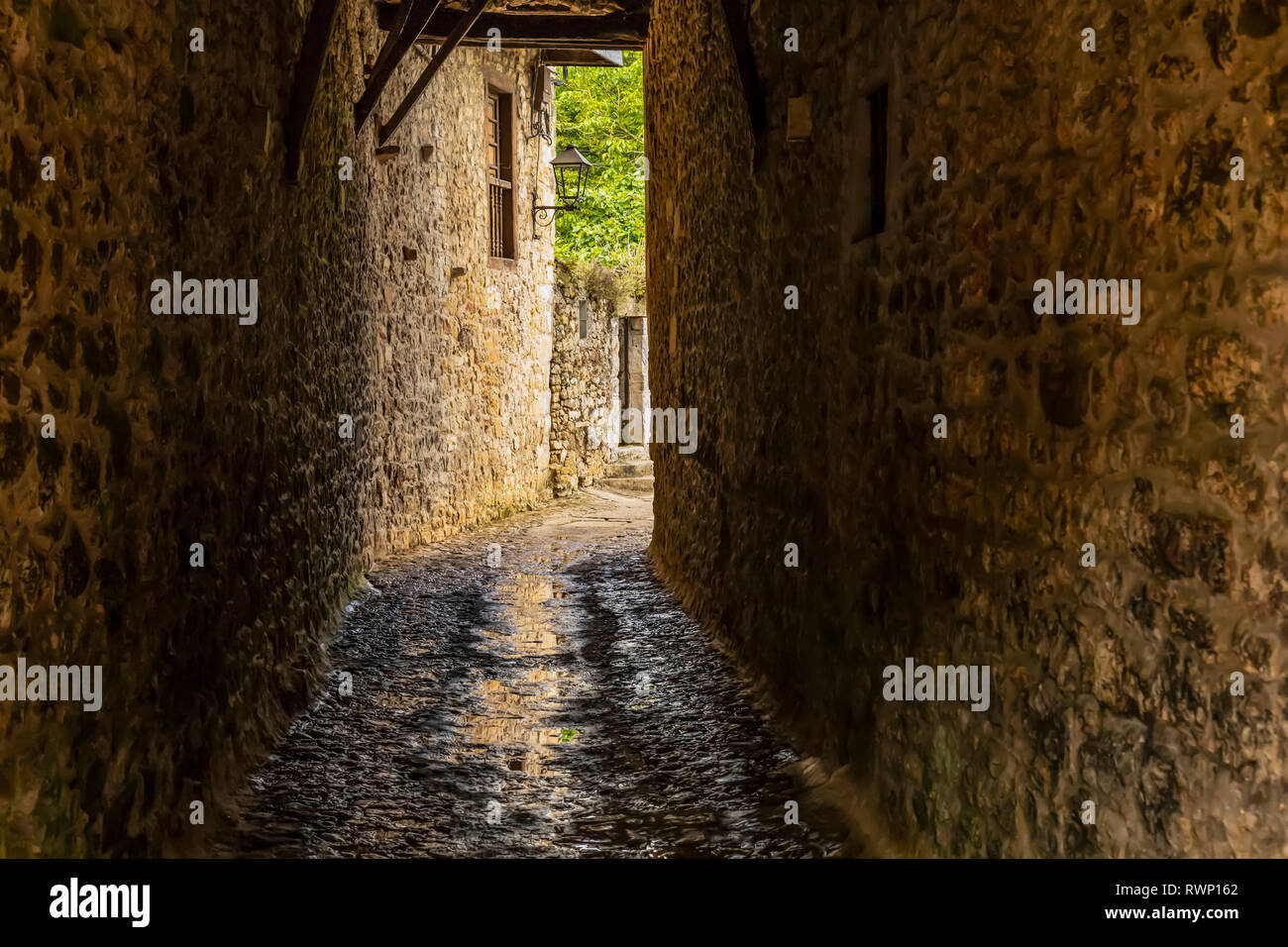 Pathway between buildings hi-res stock photography and images - Alamy