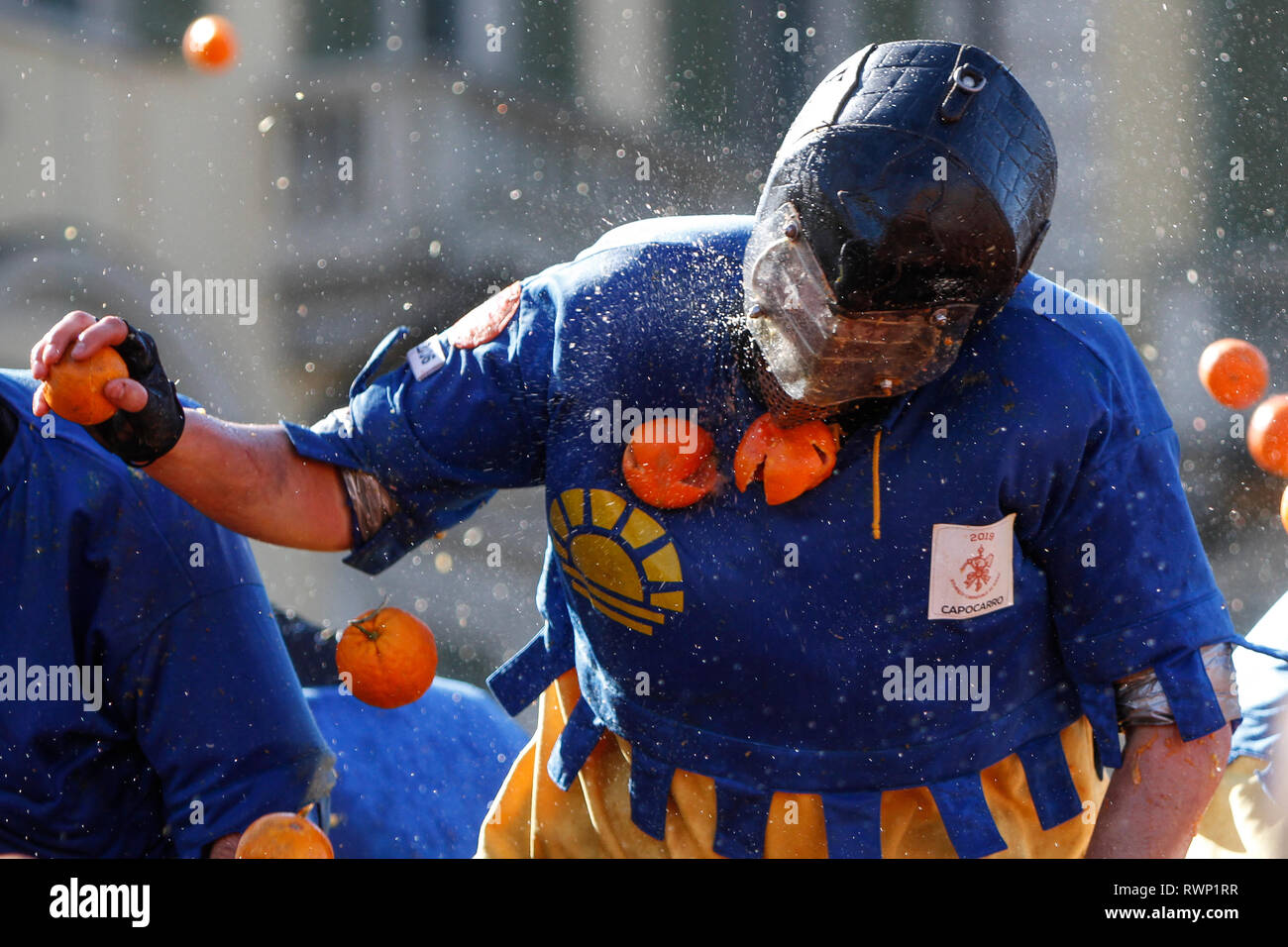 Orange throwers fighting during the 'Battle of the Oranges' at Ivrea ...