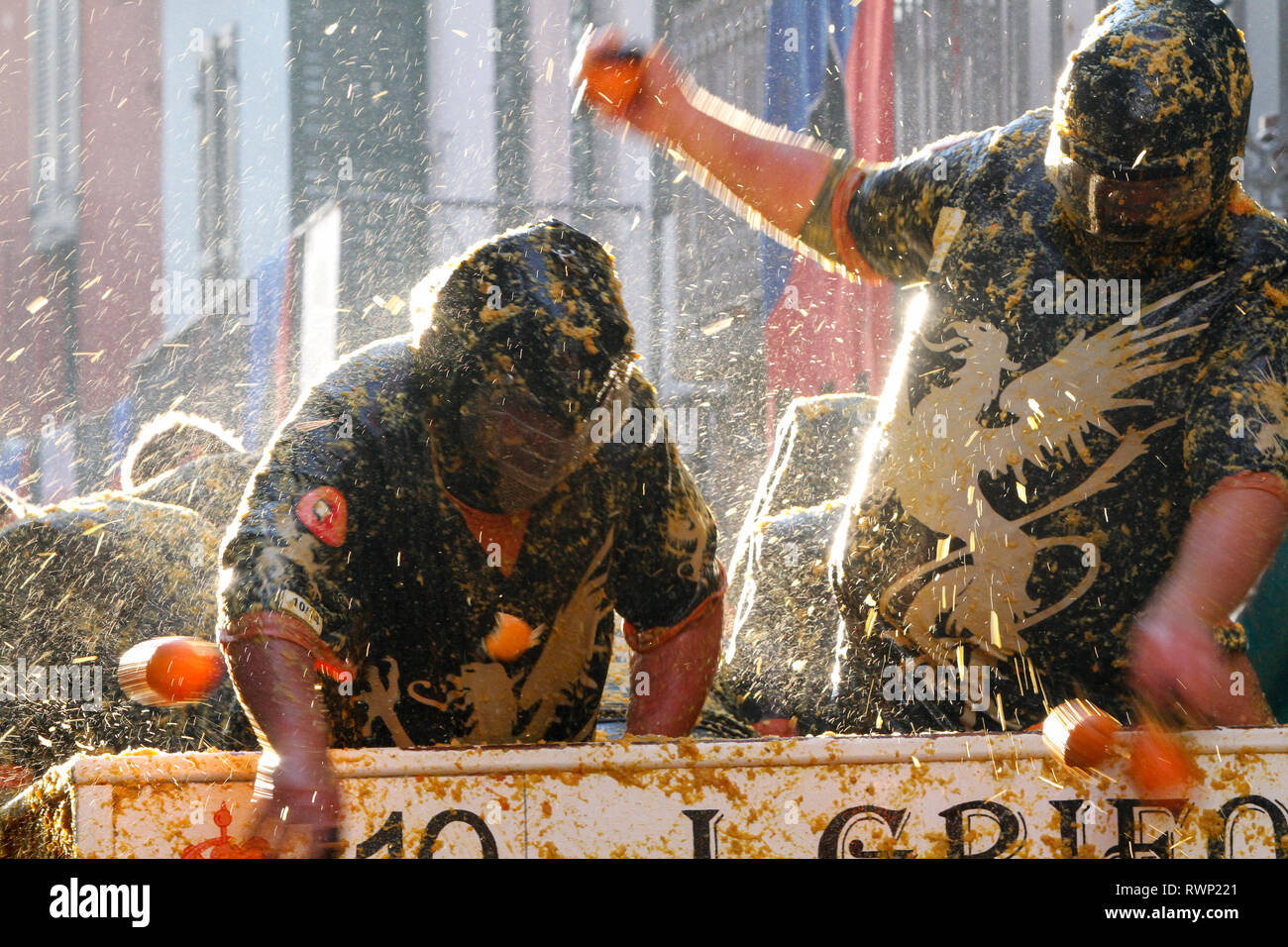 Orange throwers fighting during the 'Battle of the Oranges' at Ivrea ...