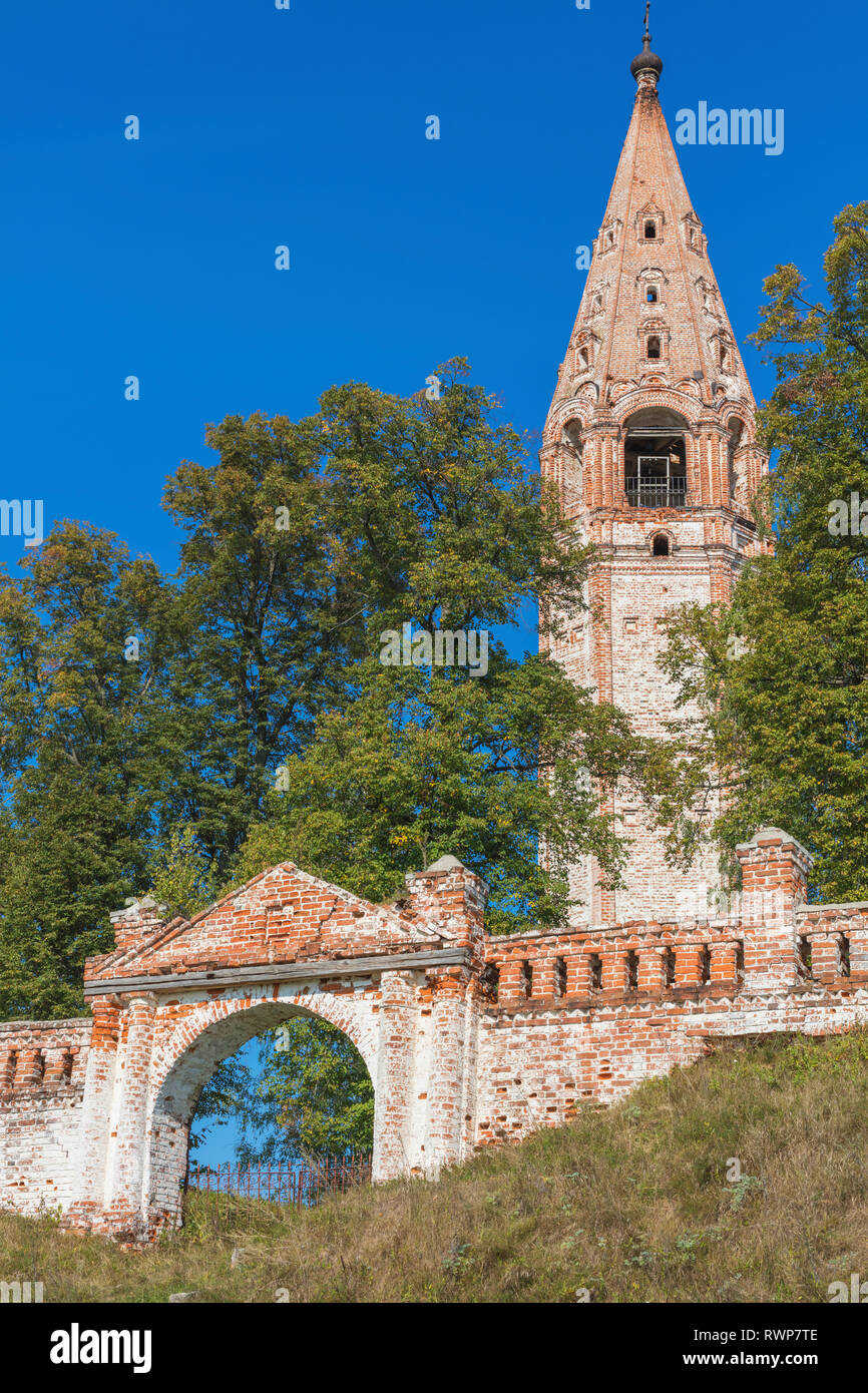 Assumption church, gate, Bolshie Vsegodichi, Vladimir region, Russia ...