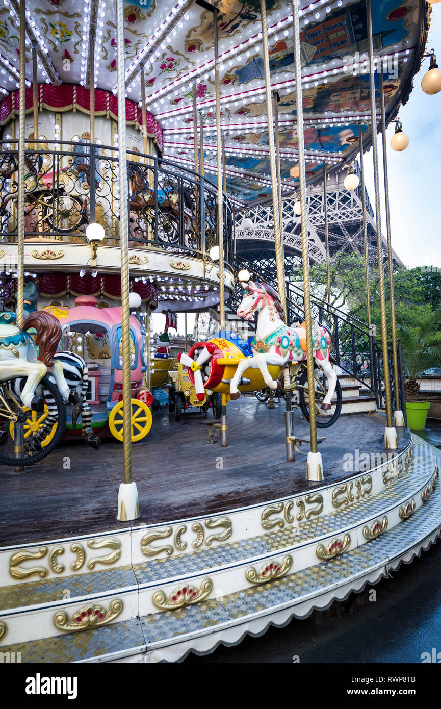 Carousel near eiffel tower paris hi-res stock photography and images ...