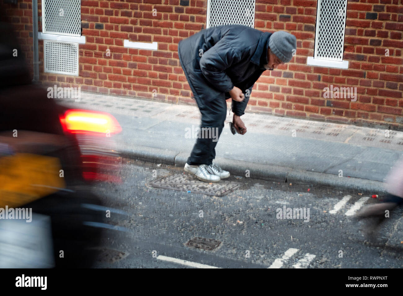 Man bending down hi-res stock photography and images - Alamy