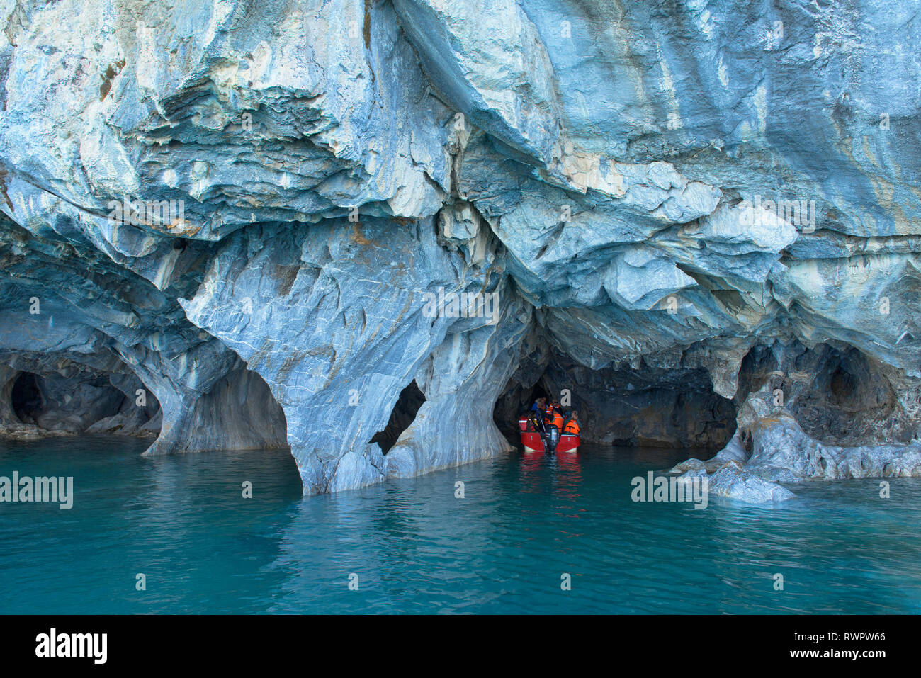 Tourist boat exploring the surreal Marble Caves (Capilla de Mármol ...
