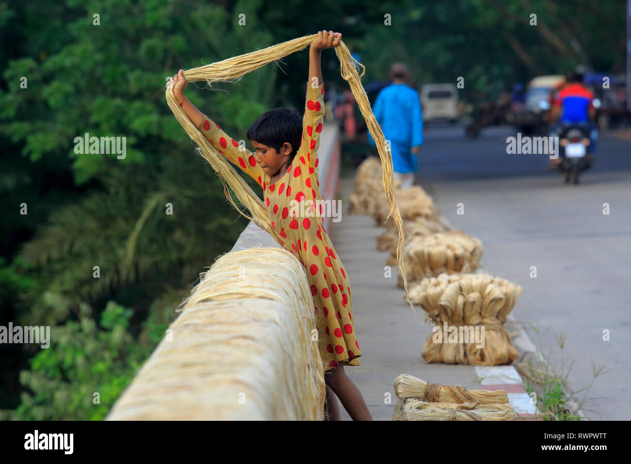 Jute bangladesh child hi-res stock photography and images - Alamy