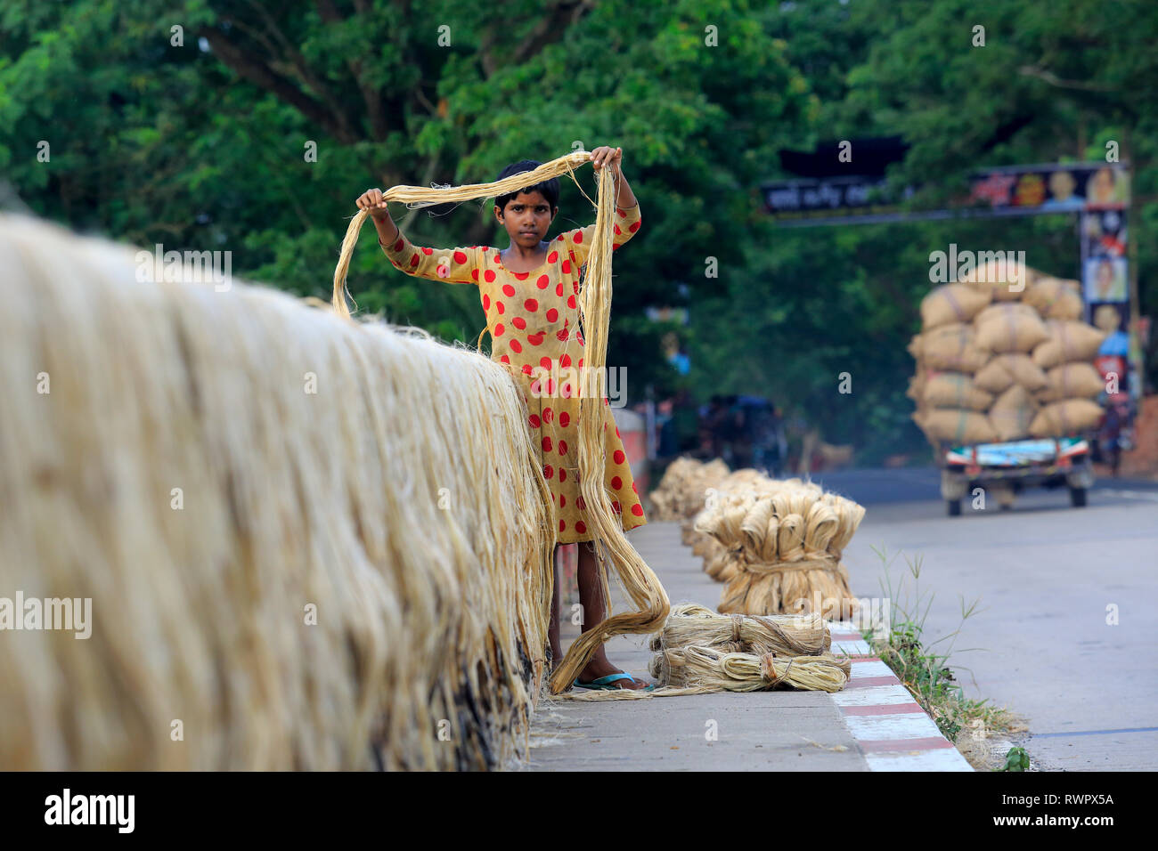 Jute bangladesh child hi-res stock photography and images - Alamy