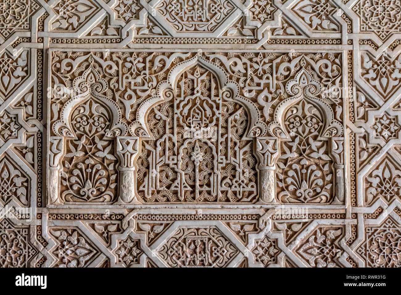 Arabesque wall detail of Alhambra palace Stock Photo - Alamy