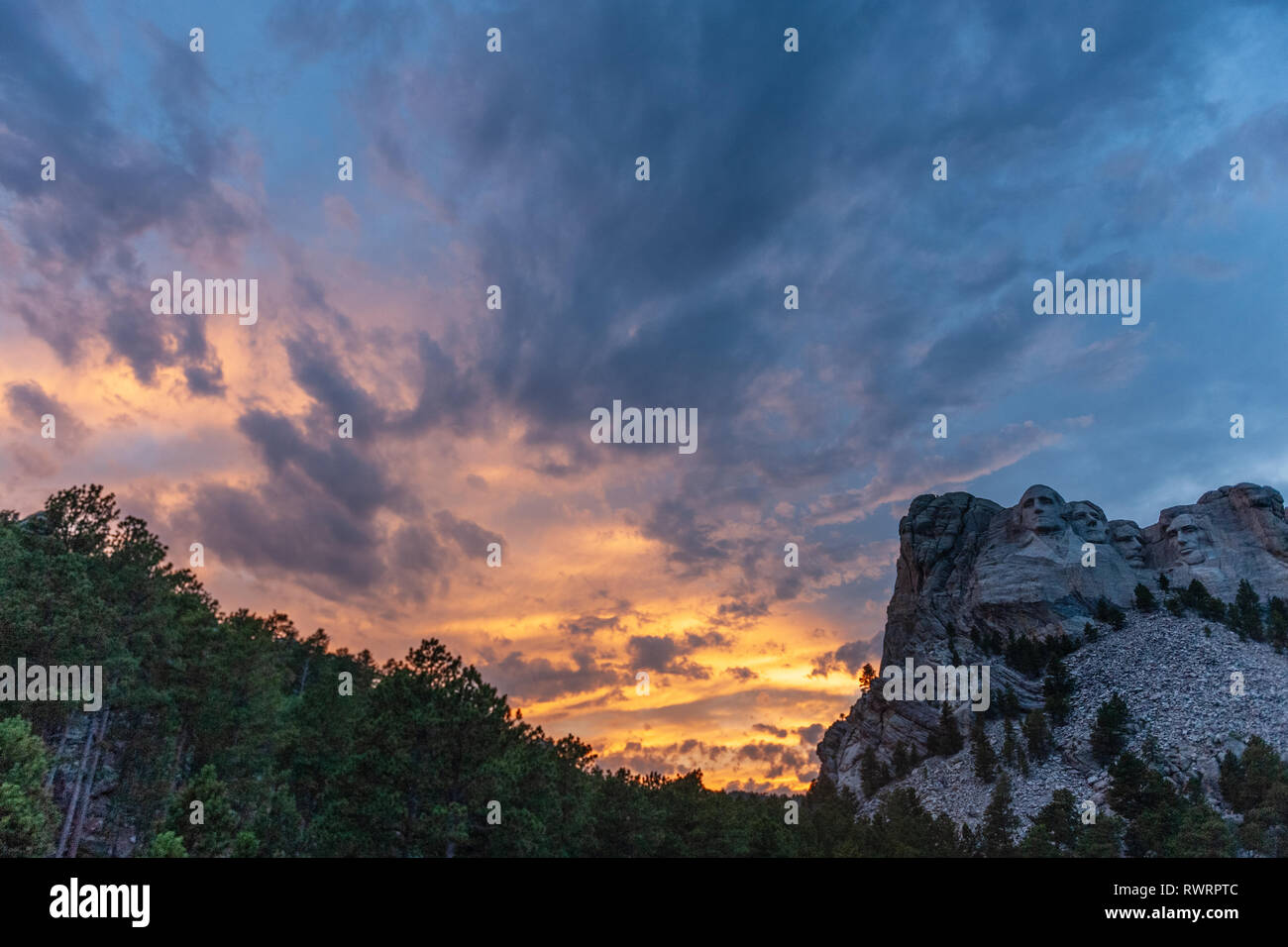Mount rushmore national memorial sunset hi-res stock photography and ...