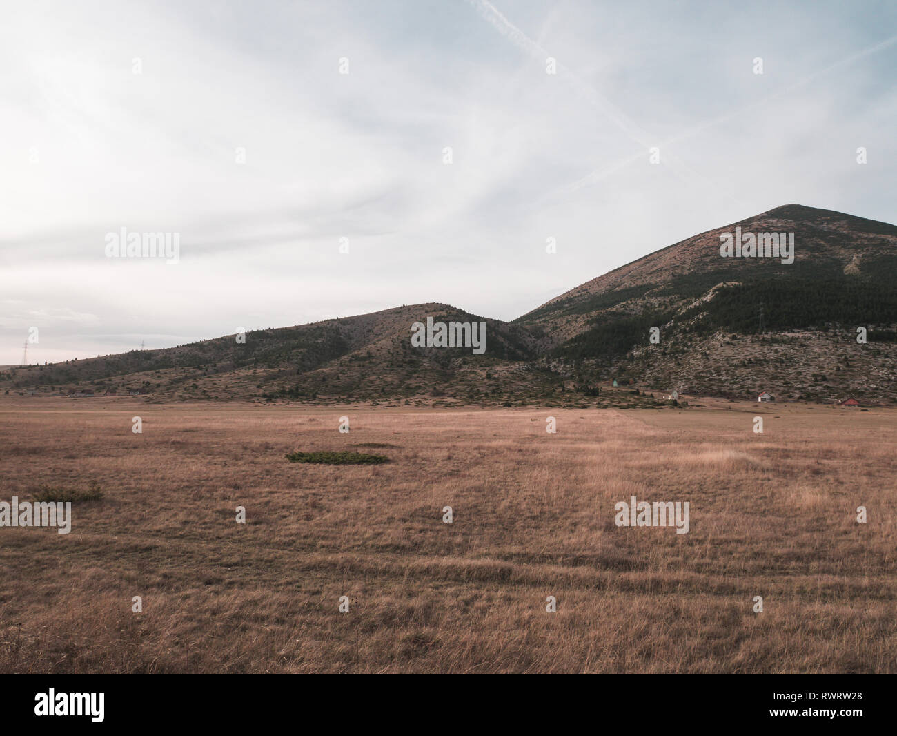 Field empty mountain hi-res stock photography and images - Alamy