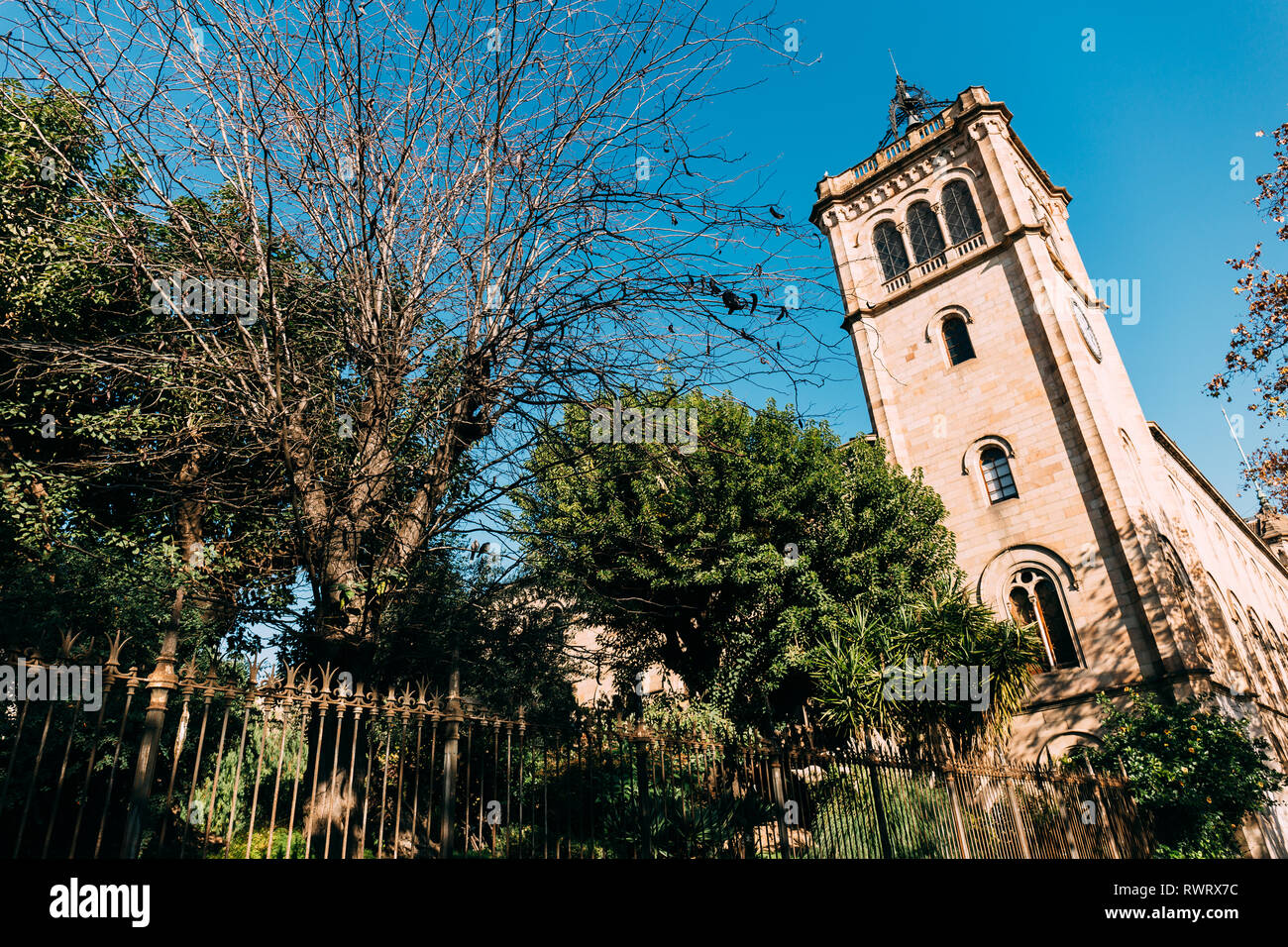 Barcelona green space building hi-res stock photography and images - Alamy