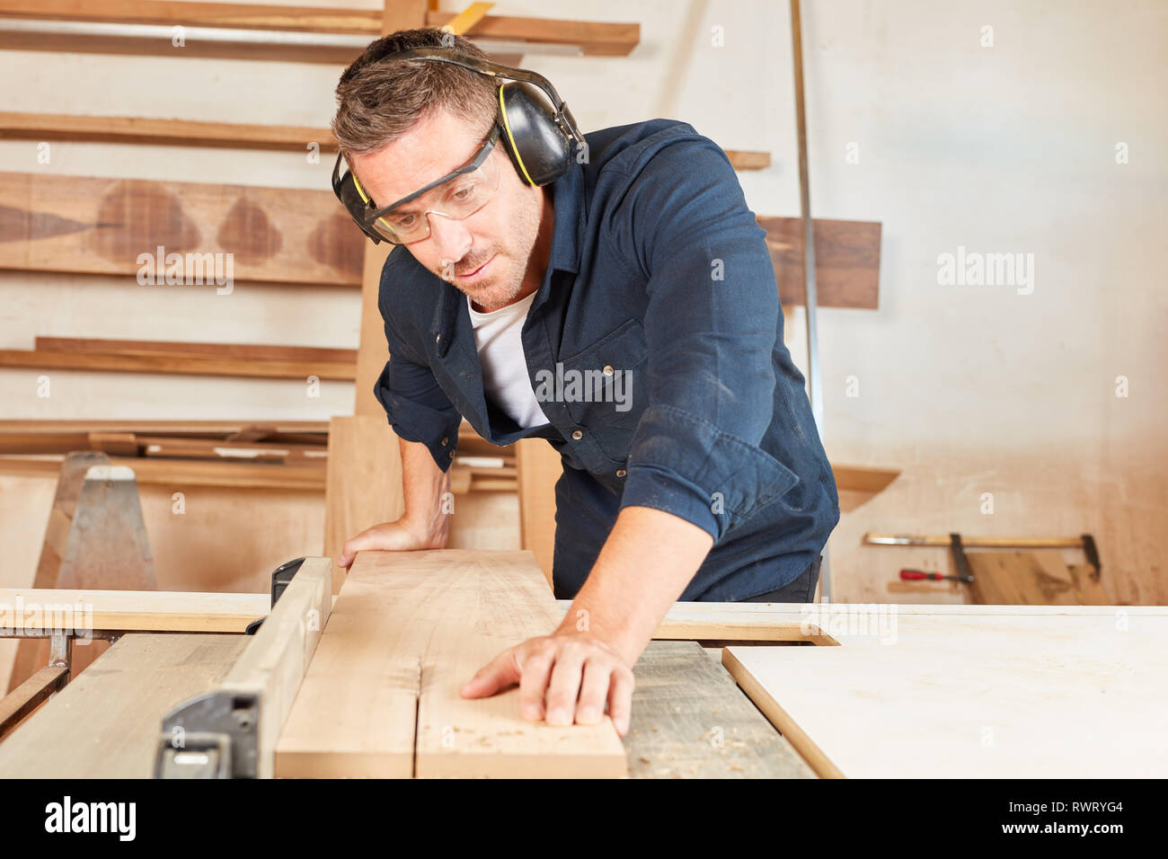 Carpenter working saw in workshop hi-res stock photography and images ...