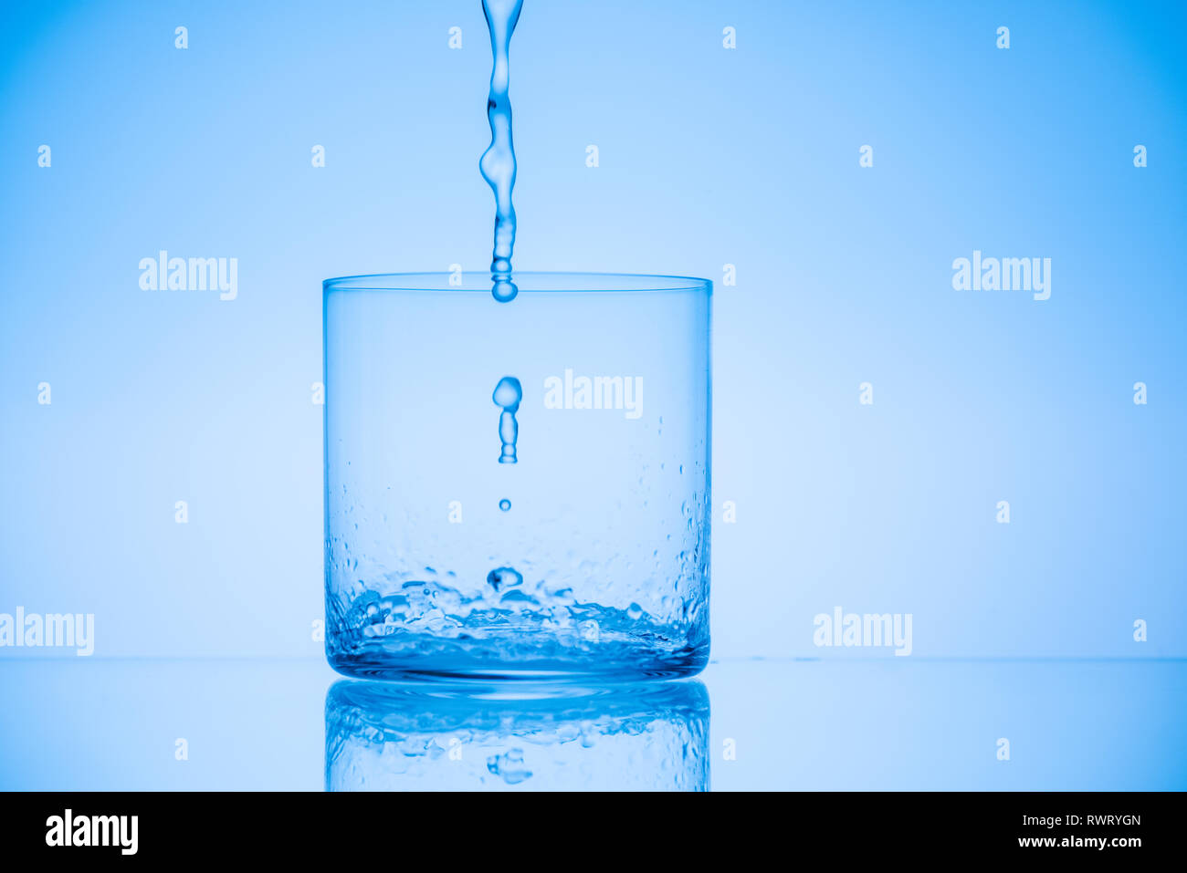 Pouring water in empty glass hi-res stock photography and images - Alamy