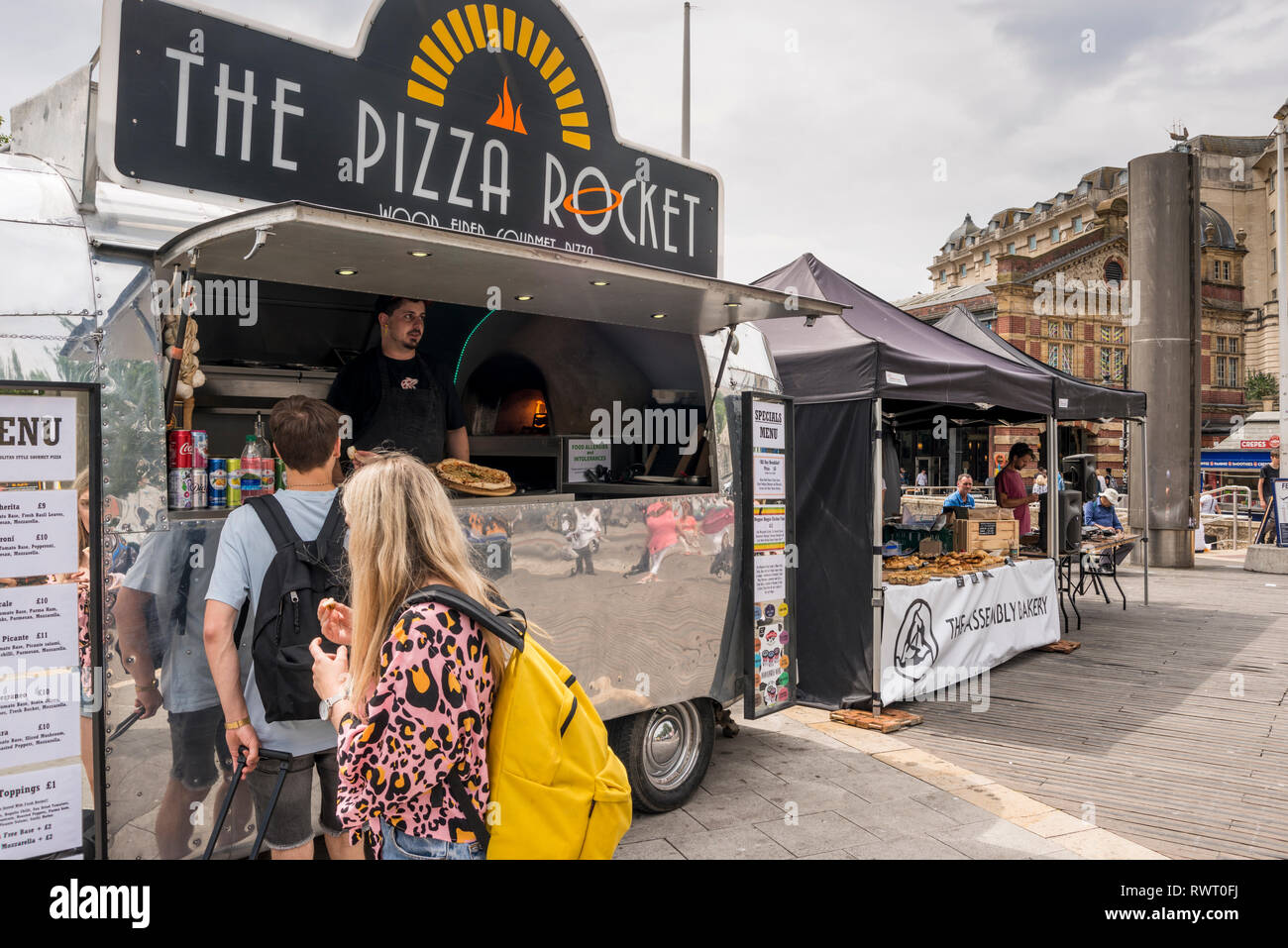 Street pizza stall hi-res stock photography and images - Alamy