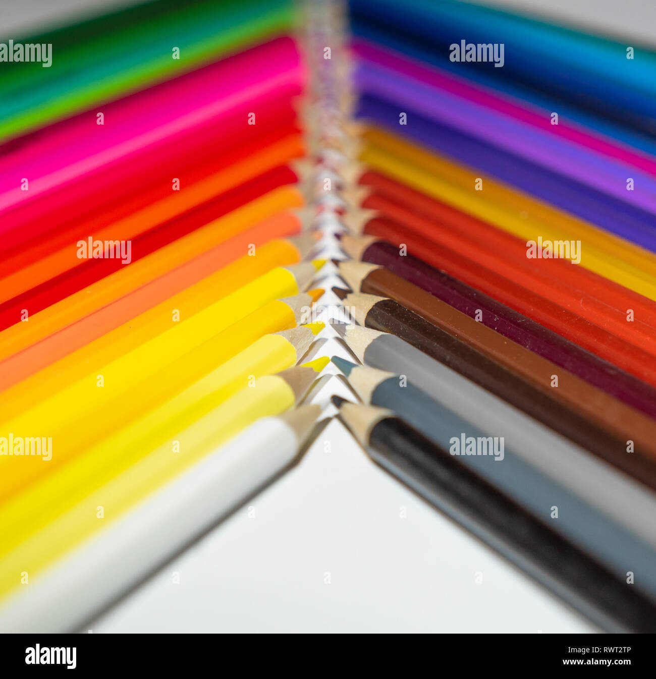 Pencils of different colors in pattern Stock Photo - Alamy