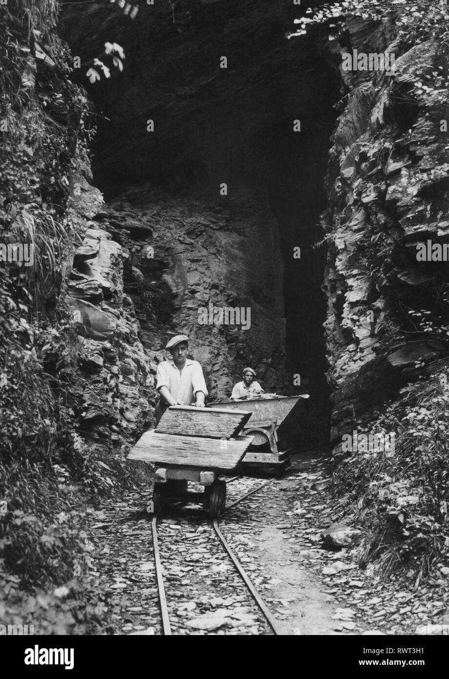 Slate workers Black and White Stock Photos & Images - Alamy