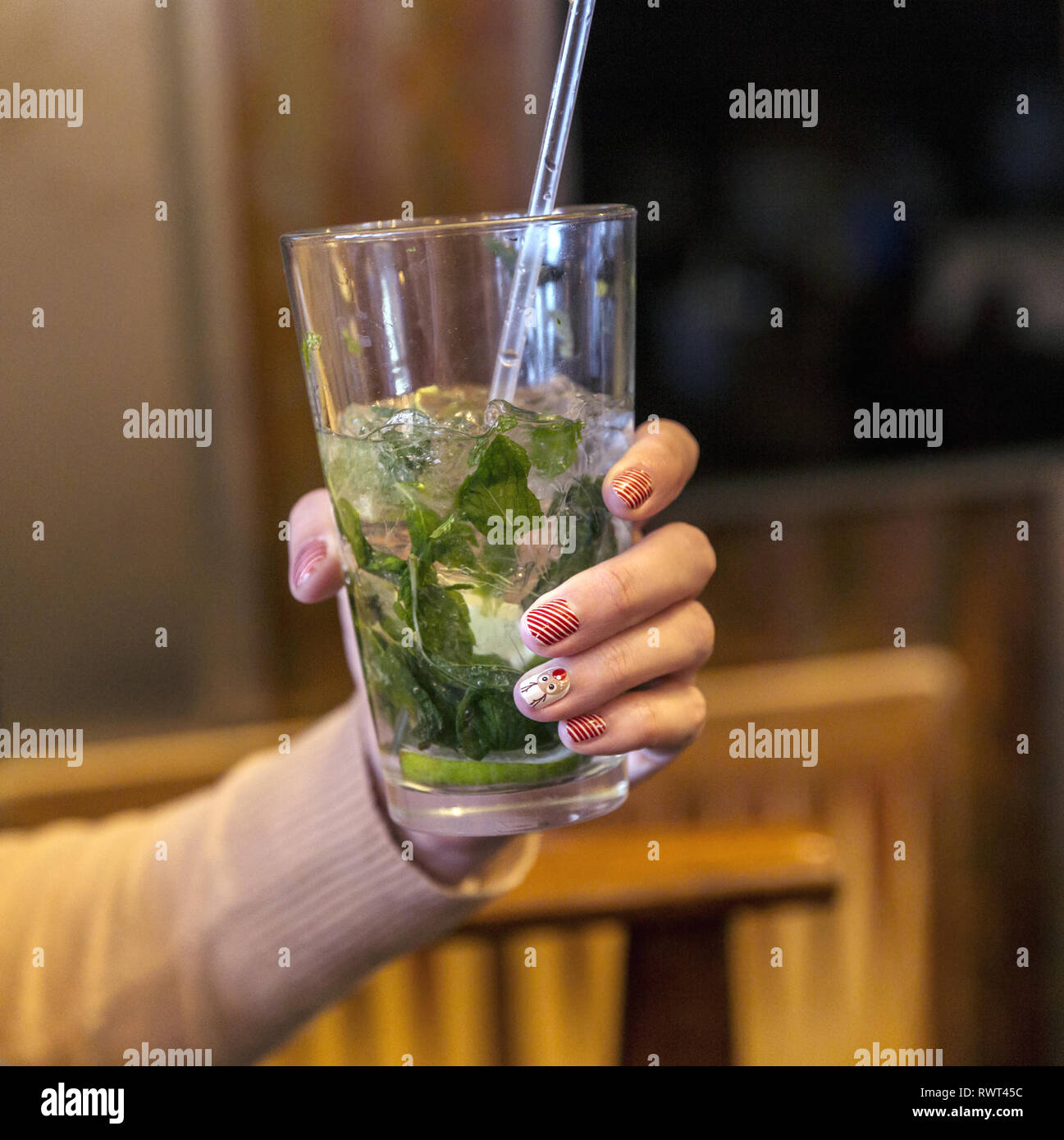 Hand holding cocktail glass hi-res stock photography and images - Alamy