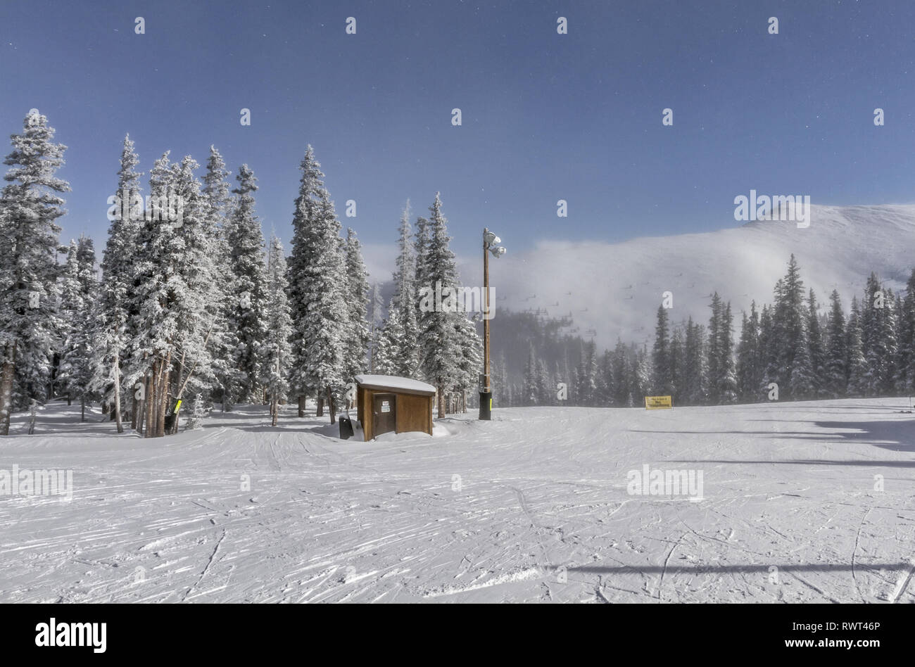 Tree top hut hi-res stock photography and images - Alamy
