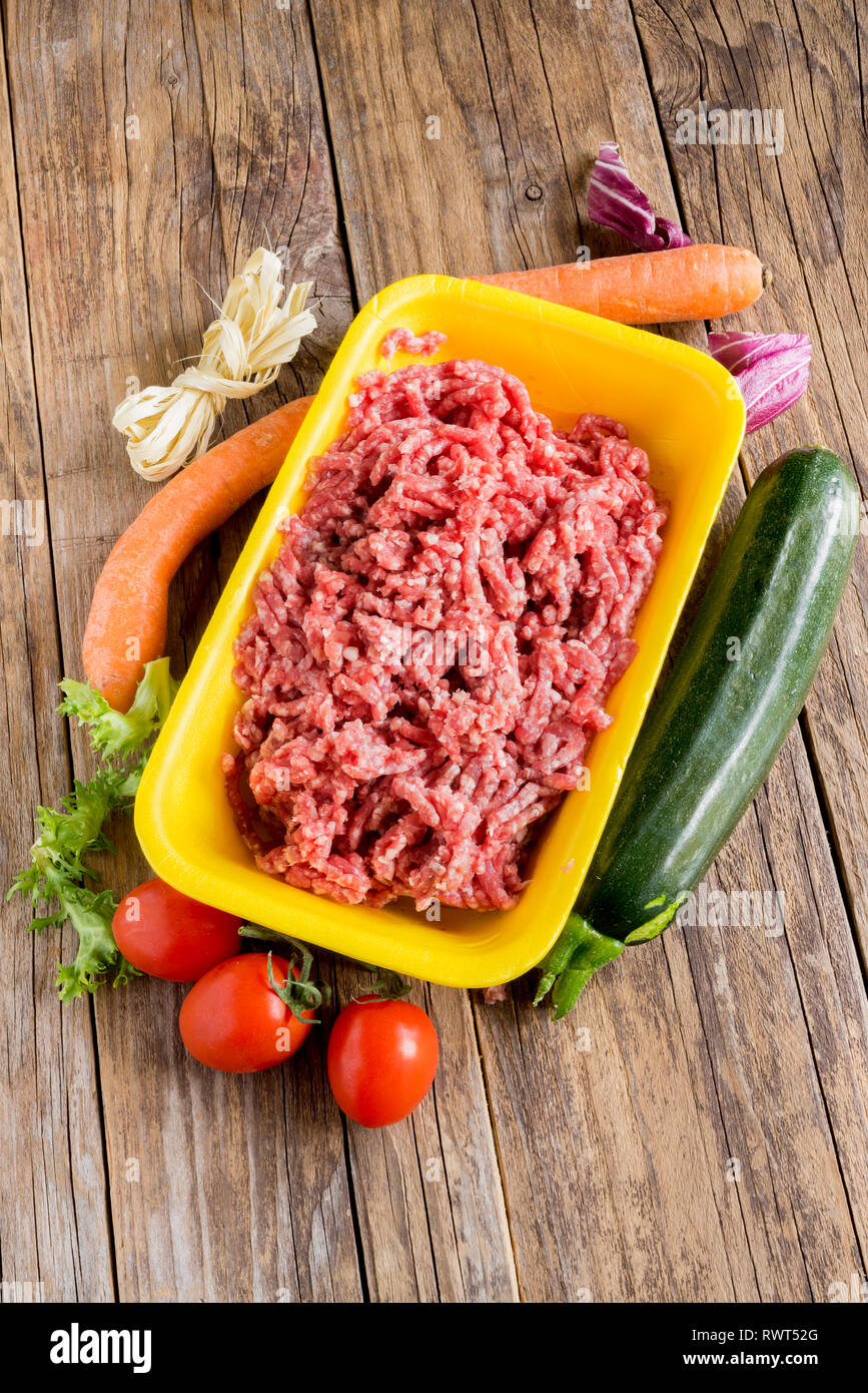 minced meat in polystyrene pan on wooden table Stock Photo - Alamy
