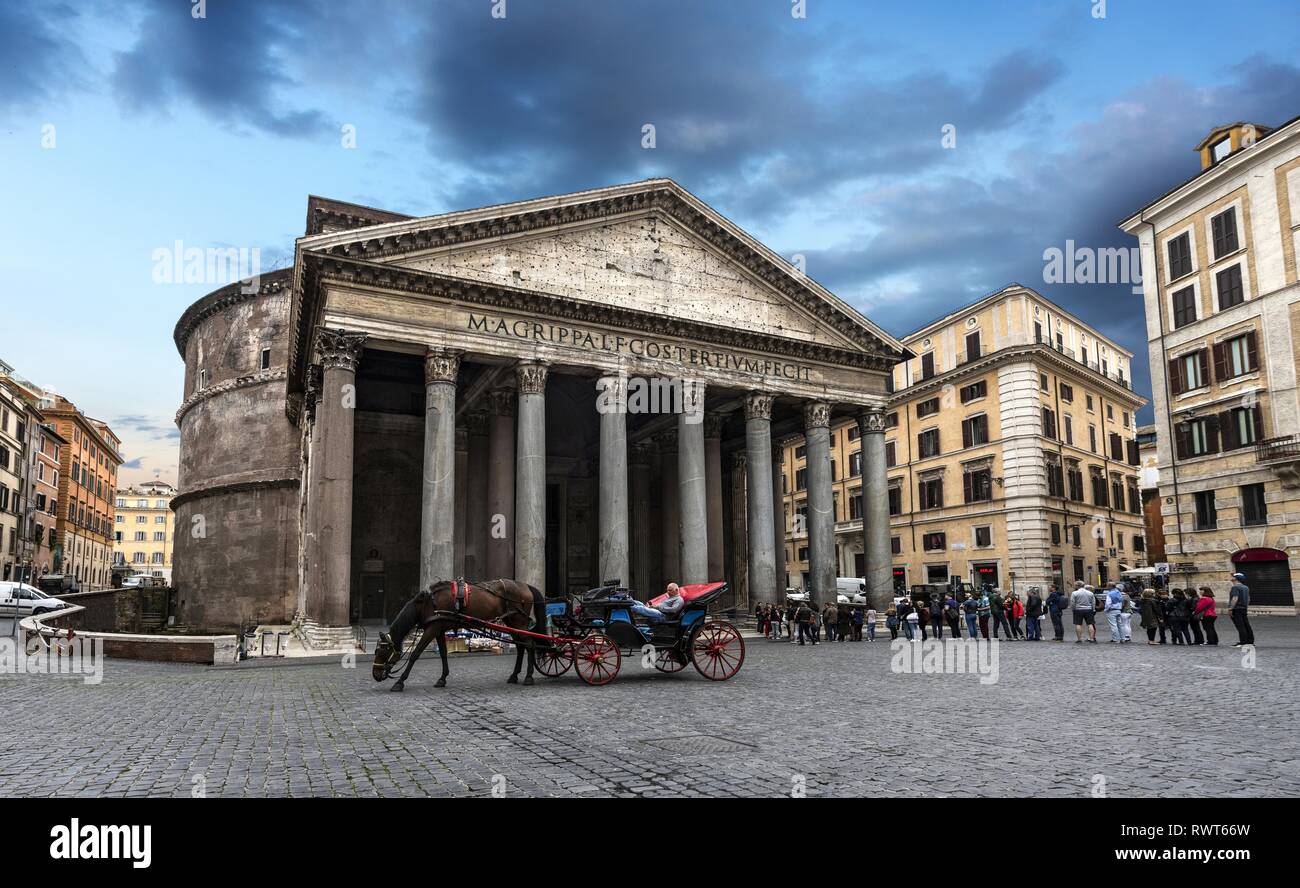 Horse carriage in front pantheon hi-res stock photography and images ...