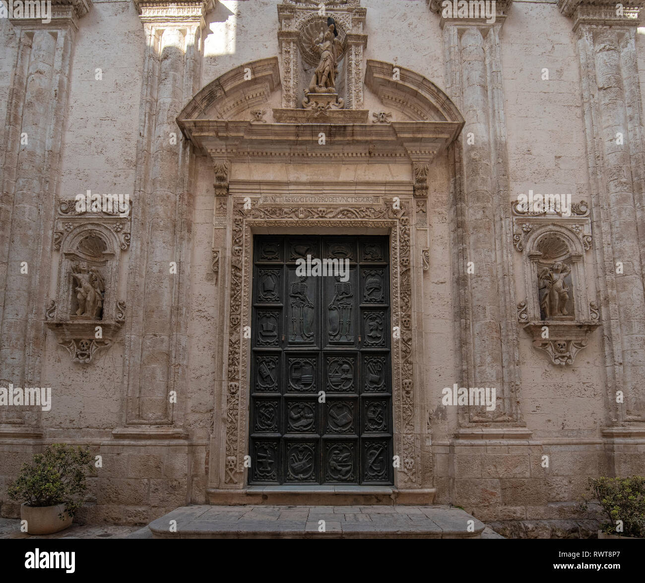 Door gate arch chapel hi-res stock photography and images - Alamy