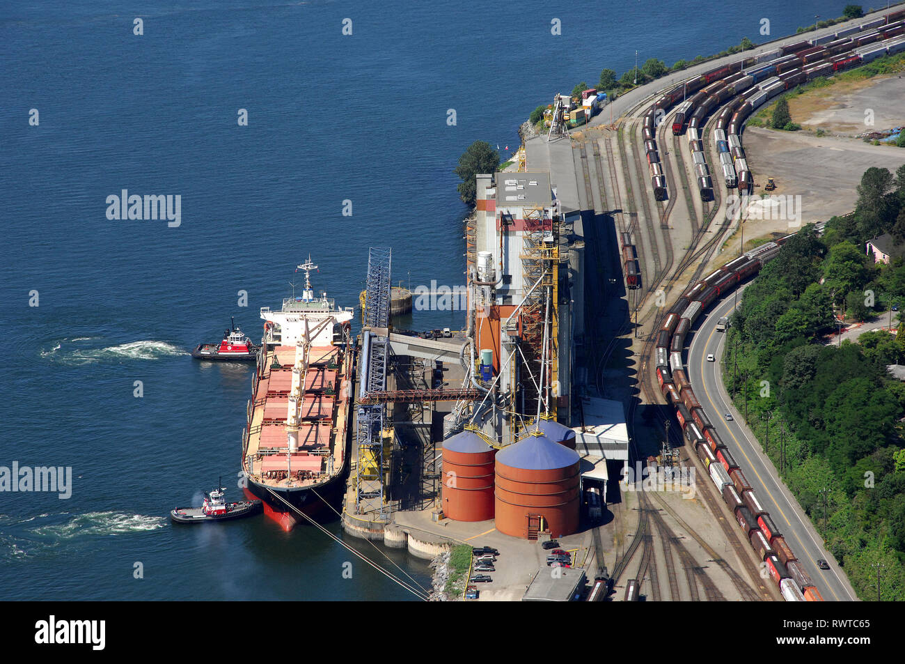 Grain ship loading hi-res stock photography and images - Alamy