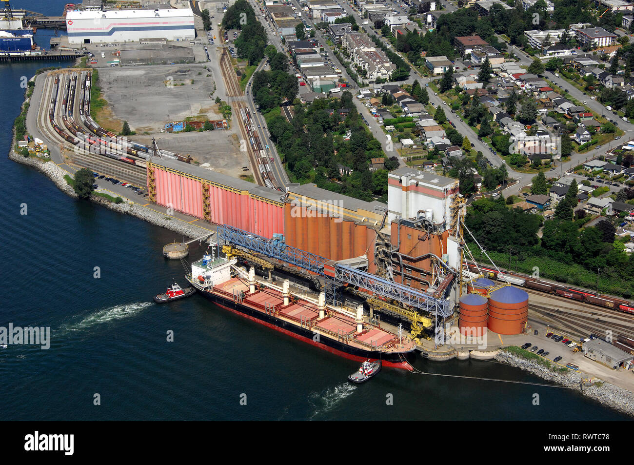 Grain ship loading hi-res stock photography and images - Alamy