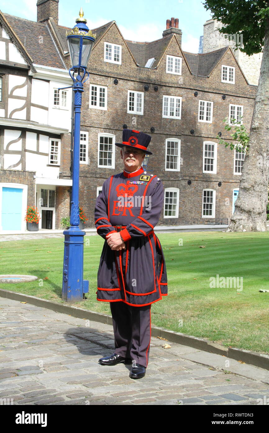 Beefeater tour guide tower london hi-res stock photography and images ...