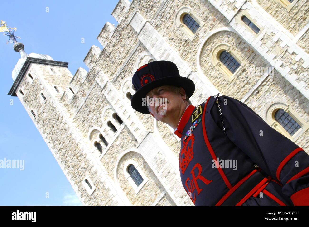 Historic beefeater tour london hi-res stock photography and images - Alamy
