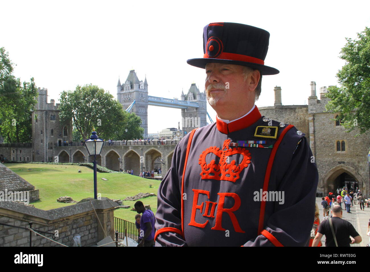 Beefeater tour guide hi-res stock photography and images - Alamy
