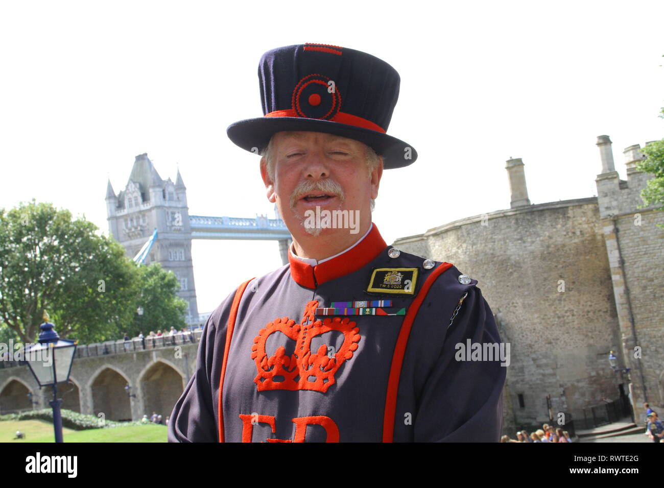 Beefeater tour guide hi-res stock photography and images - Alamy