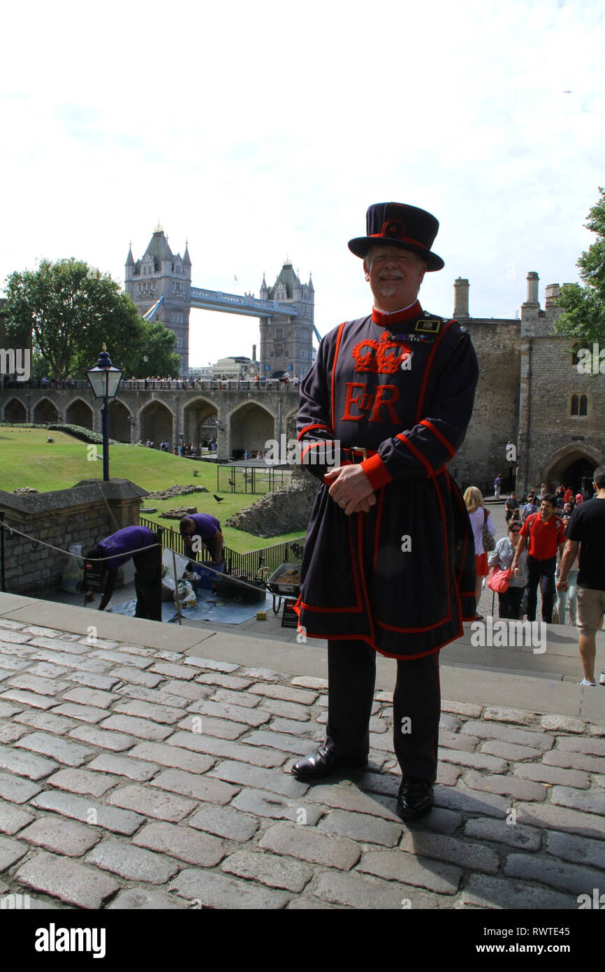 Historic beefeater tour london hi-res stock photography and images - Alamy