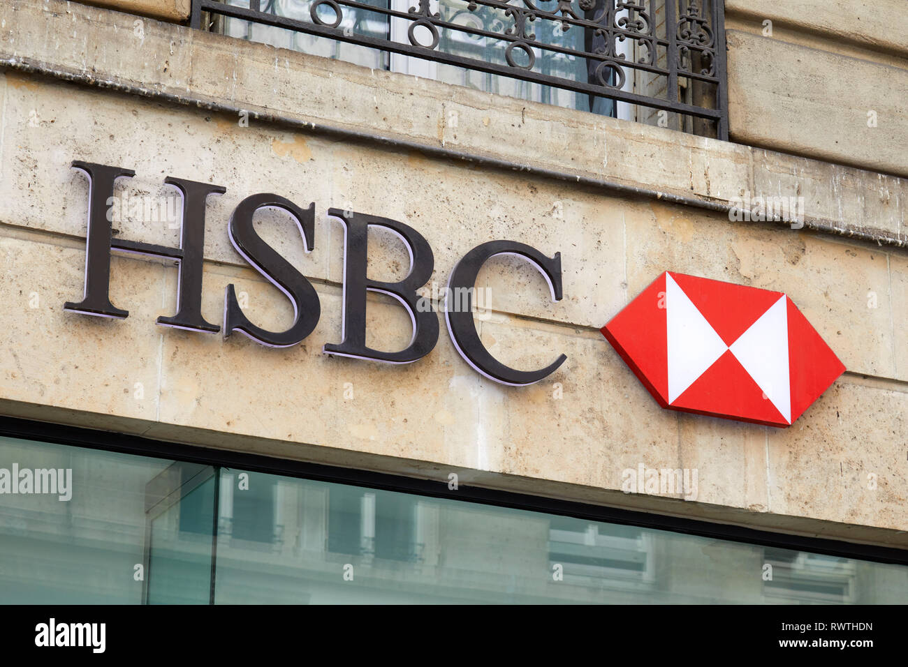 Exterior hsbc bank hi-res stock photography and images - Alamy