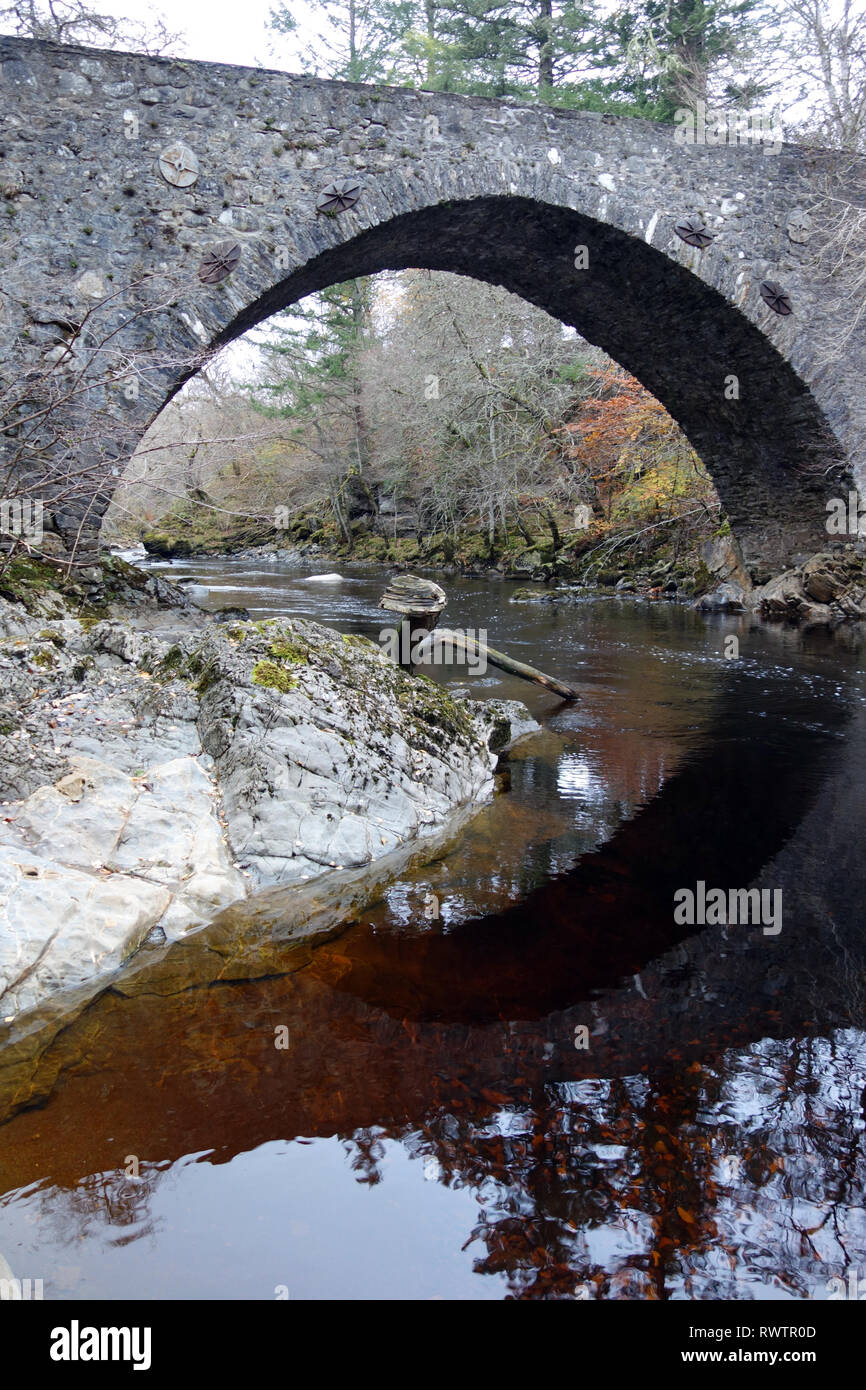 Cumhann-leum Bridge over the River Tilt on route to the Scottish ...