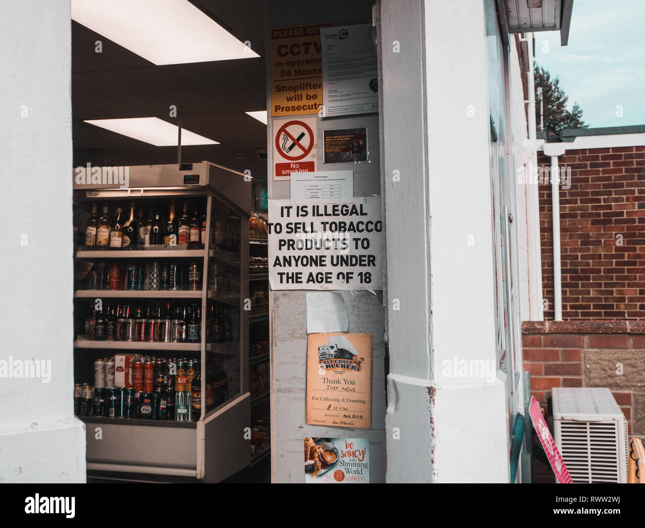 Sharp corner sign hi-res stock photography and images - Alamy