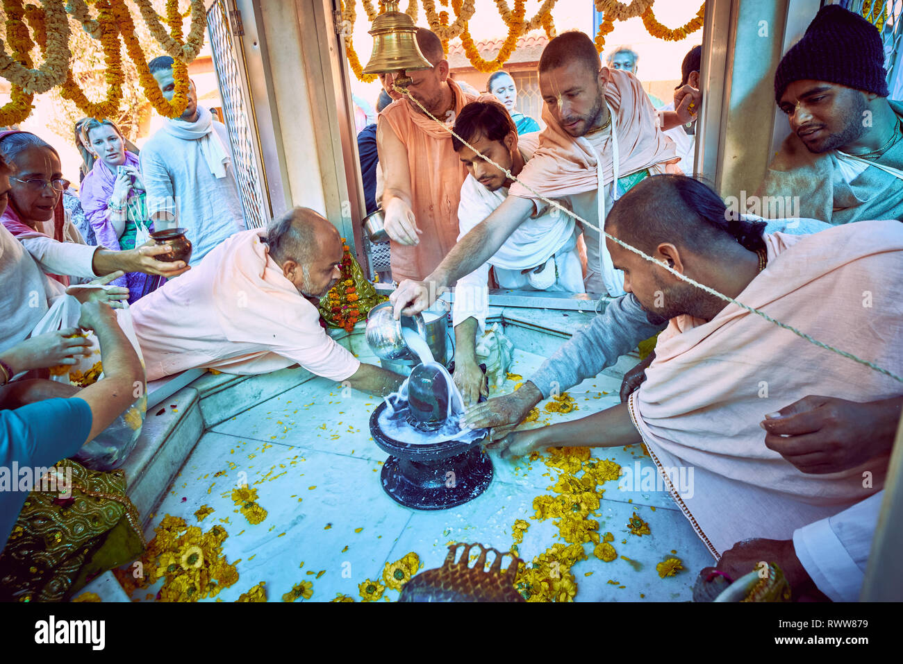 Yajna hi-res stock photography and images - Alamy