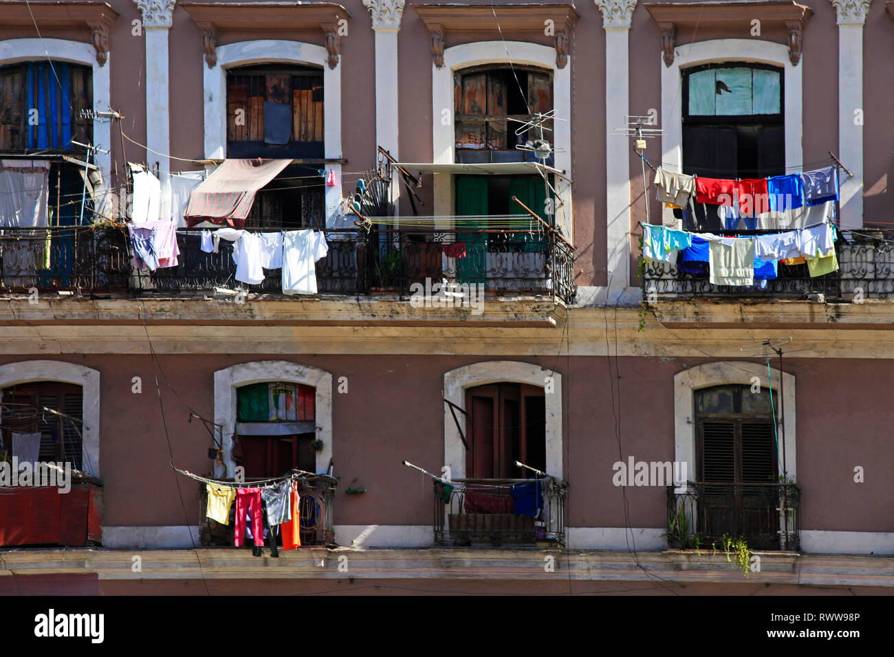 Hanging laundry to dry on balcony in Havana, Cuba Stock Photo - Alamy