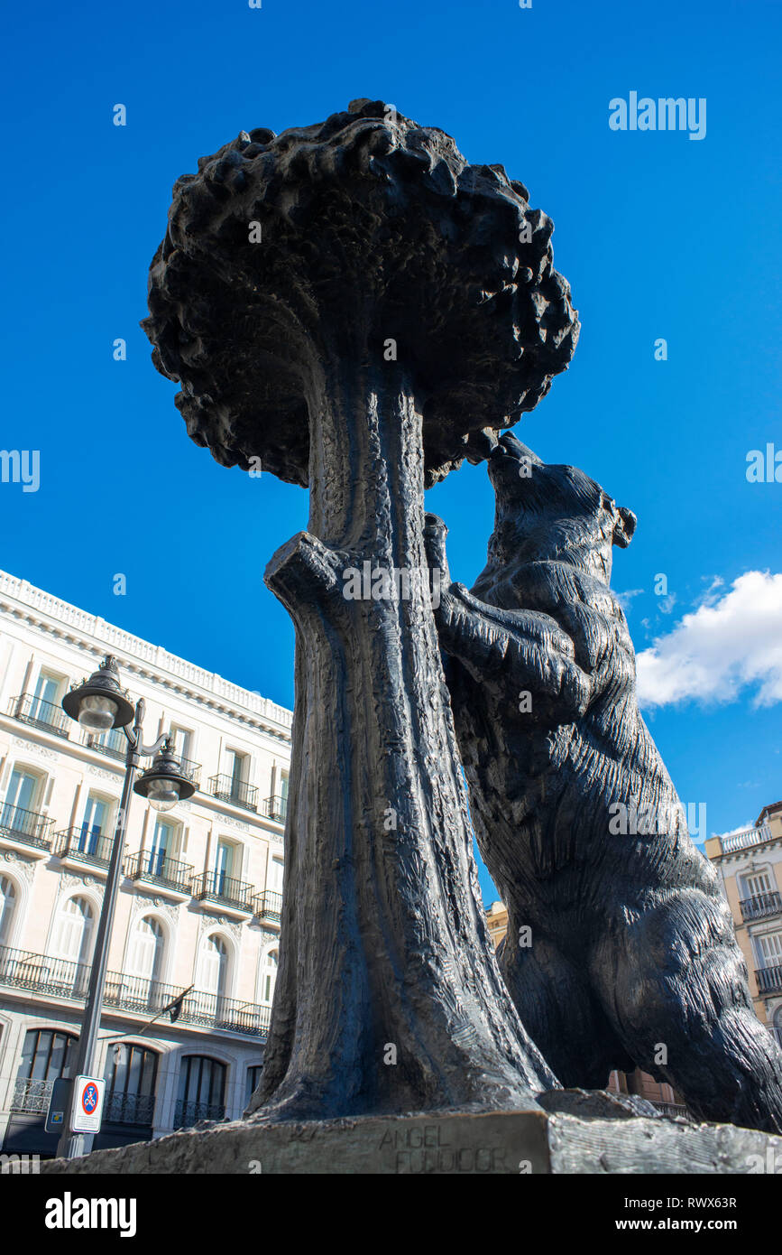 Statue of Bear and strawberry tree symbol of Madrid in Puerta del Sol ...