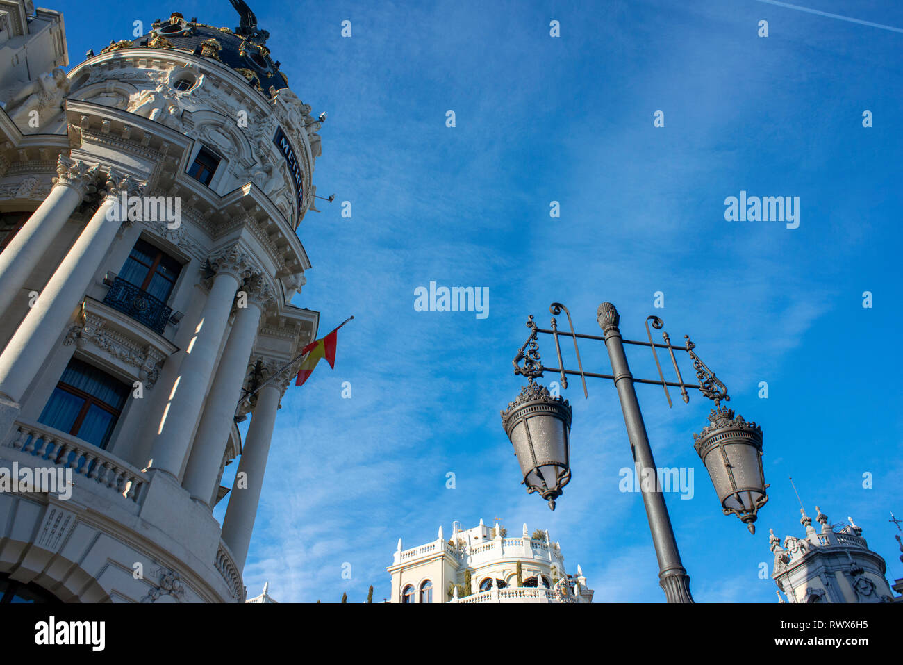 Madrid Metropolis Building, at the corner of Gran Via and calle de ...