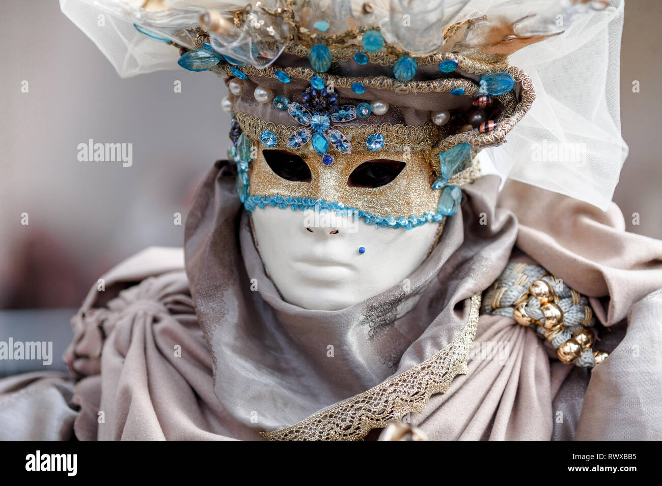 Venice carnival costume and mask Stock Photo - Alamy