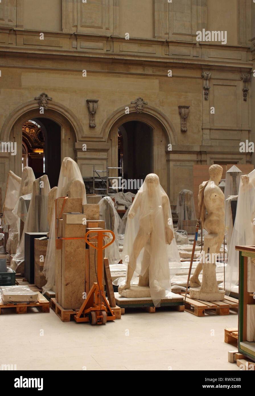 Museum storage paris hi-res stock photography and images - Alamy