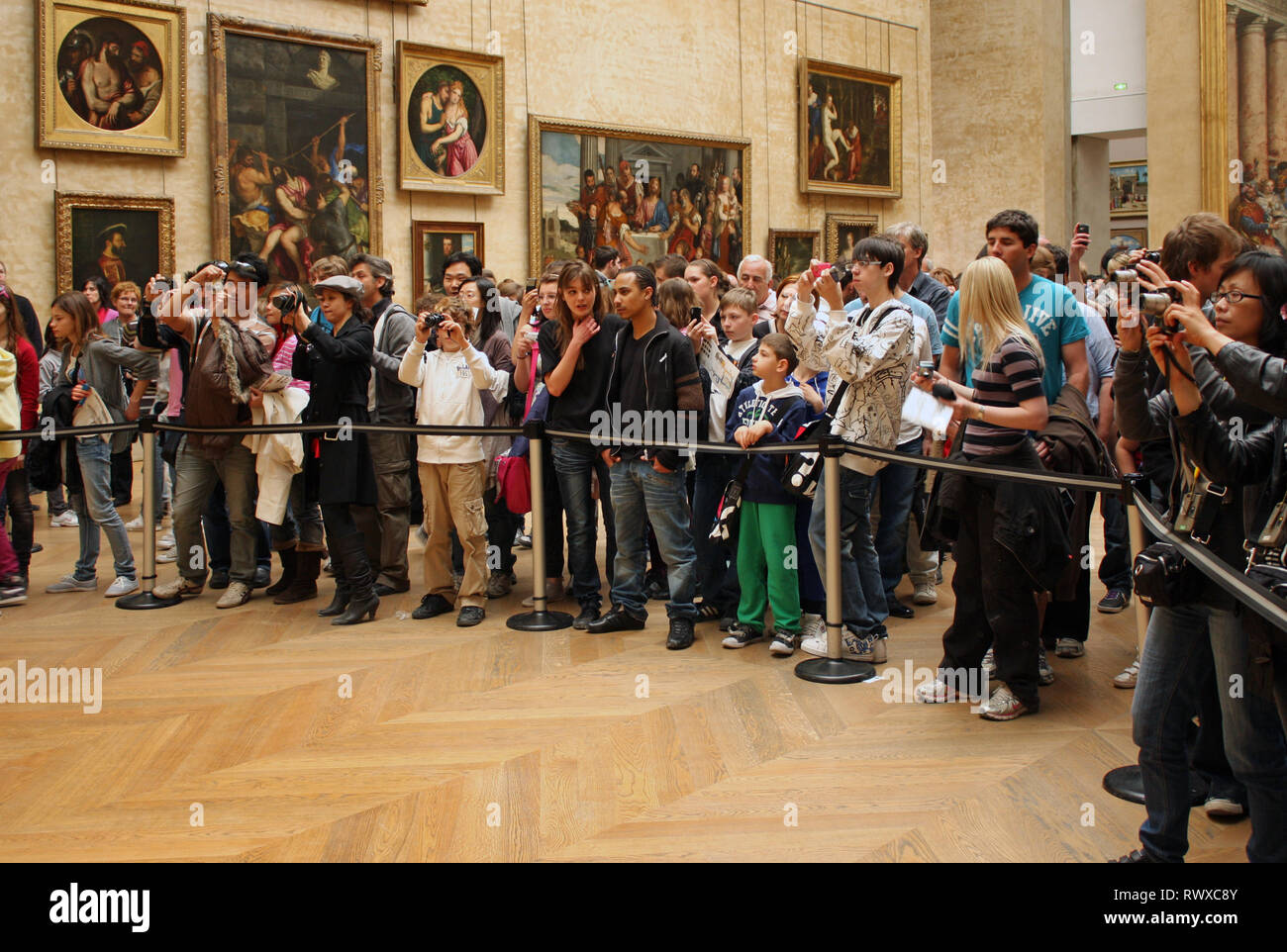 Mona Lisa Louvre Crowd