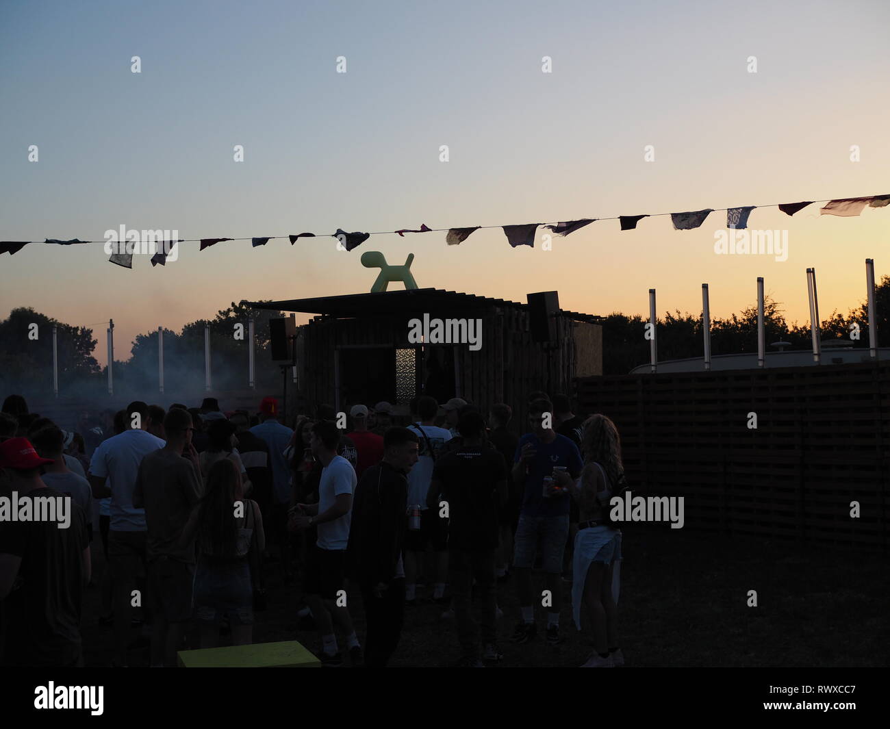Music festival crowd sunset hi-res stock photography and images - Alamy