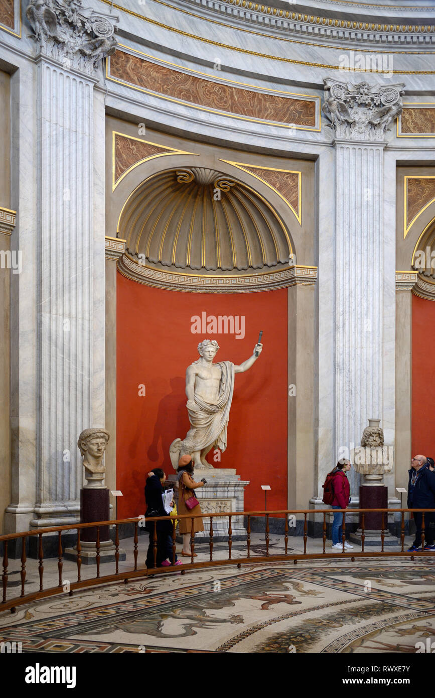 Round room in vatican museum hi-res stock photography and images - Alamy